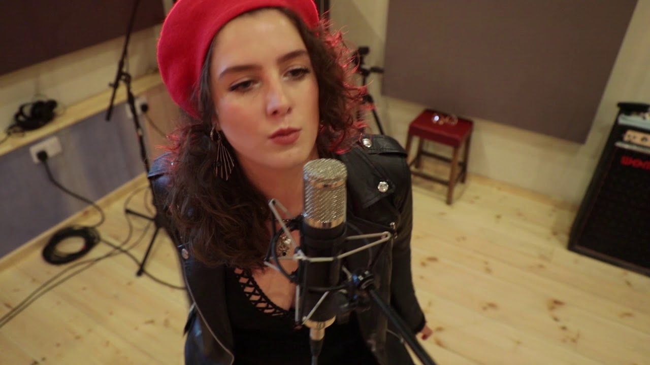 RUTH PATTERSON: LEAD SINGER OF HOLY MOLY & THE CRACKERS TALKS TO US ...